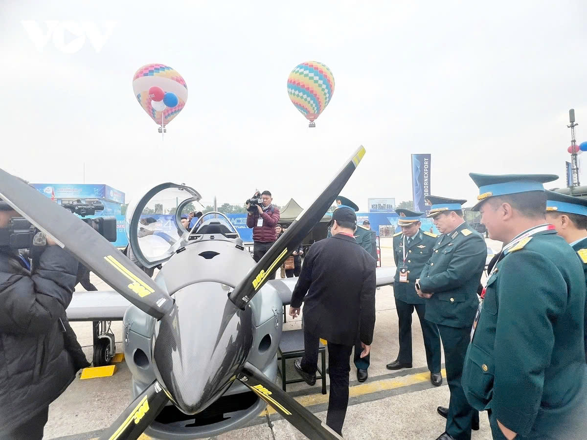 The first "Make in Vietnam" aircraft debuts at the Vietnam ...
